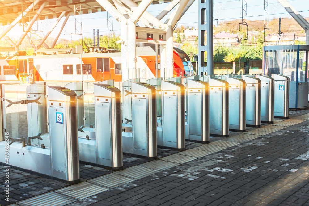 Foto de Turnstiles for presenting and scanning tickets on the platform ...