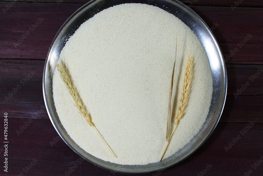 Foto de raw semolina flour or rava flour famous indian traditional ...
