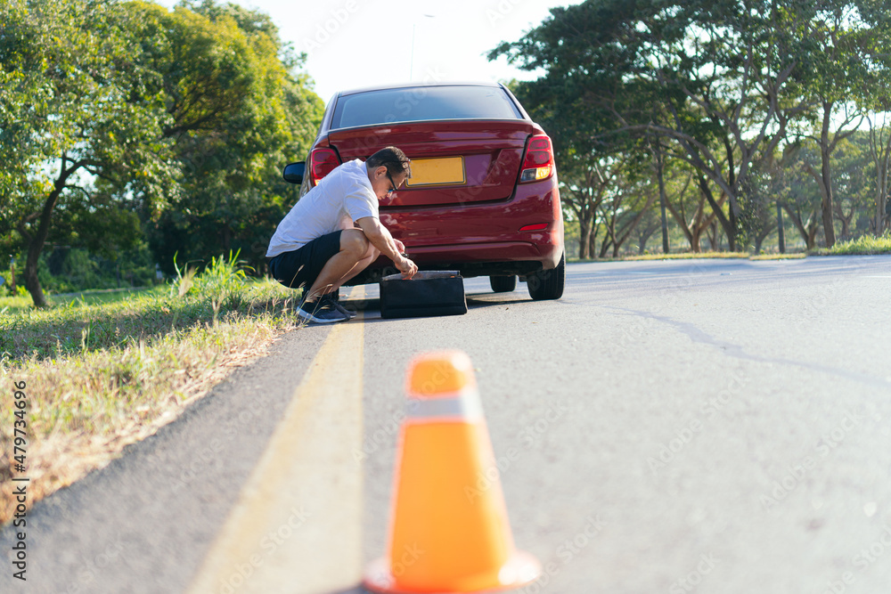 Emergency stop sign and man with broken down car on the highway ภาพถ่าย ...