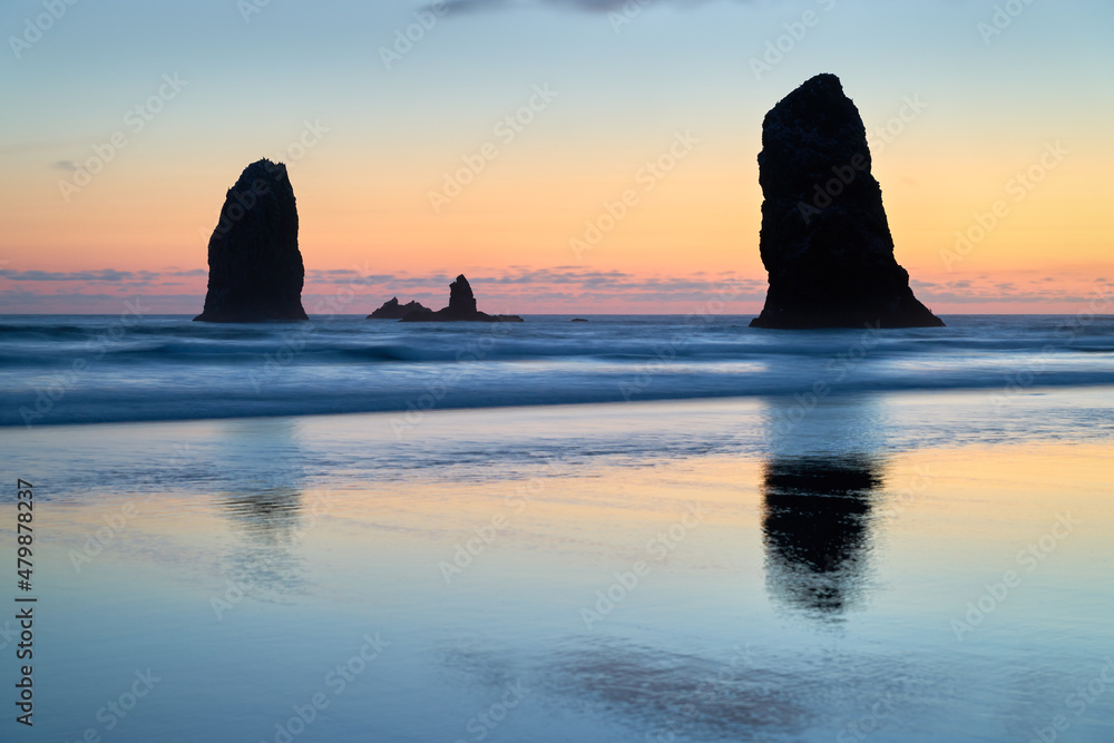 The Needles and Surf Cannon Beach. Sunset at the Needles in Cannon ...