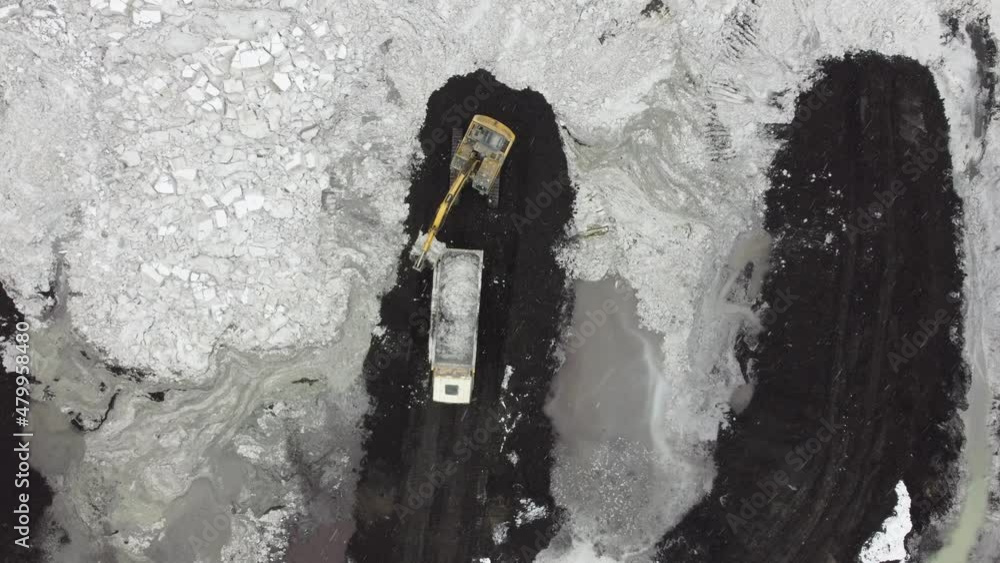 Vídeo do Stock: digging and loading material into dump truck in tailing ...