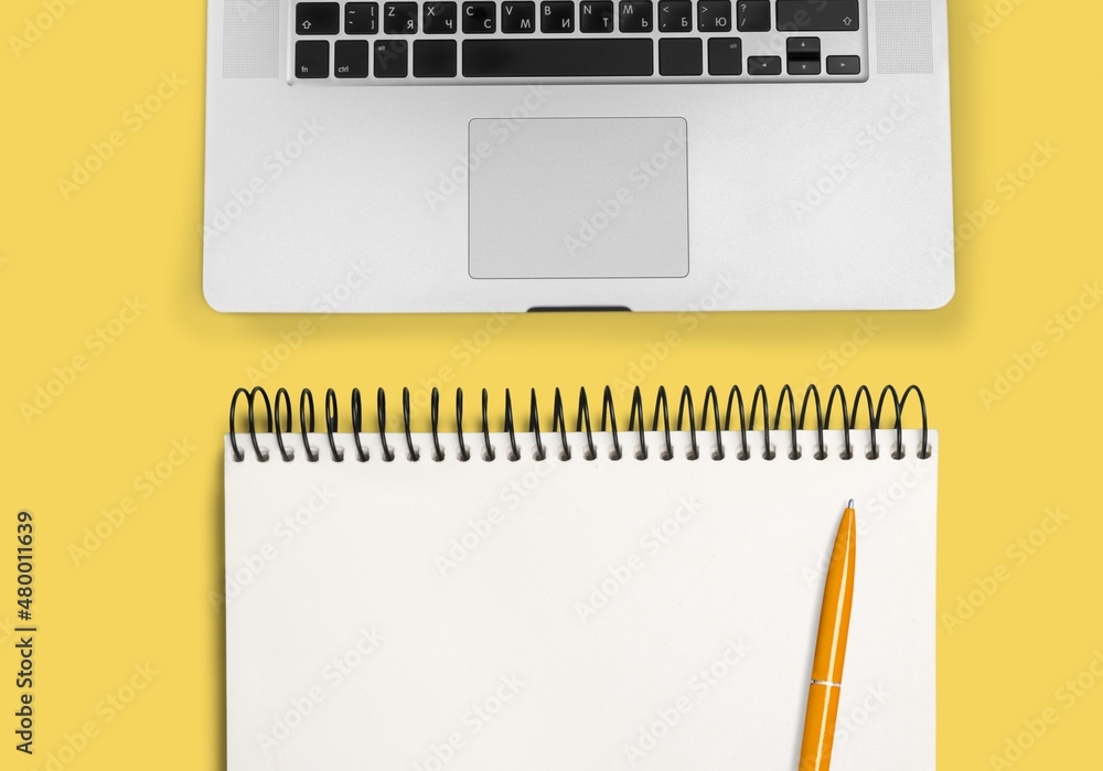 Note pad calendar with keyboard computer on desk Stock Photo | Adobe Stock