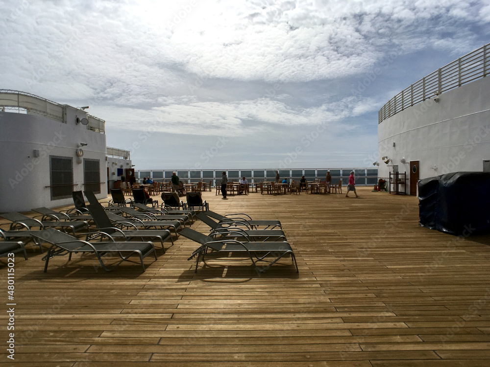 Foto de Passengers enjoying open outdoor promenade sun decks of ...