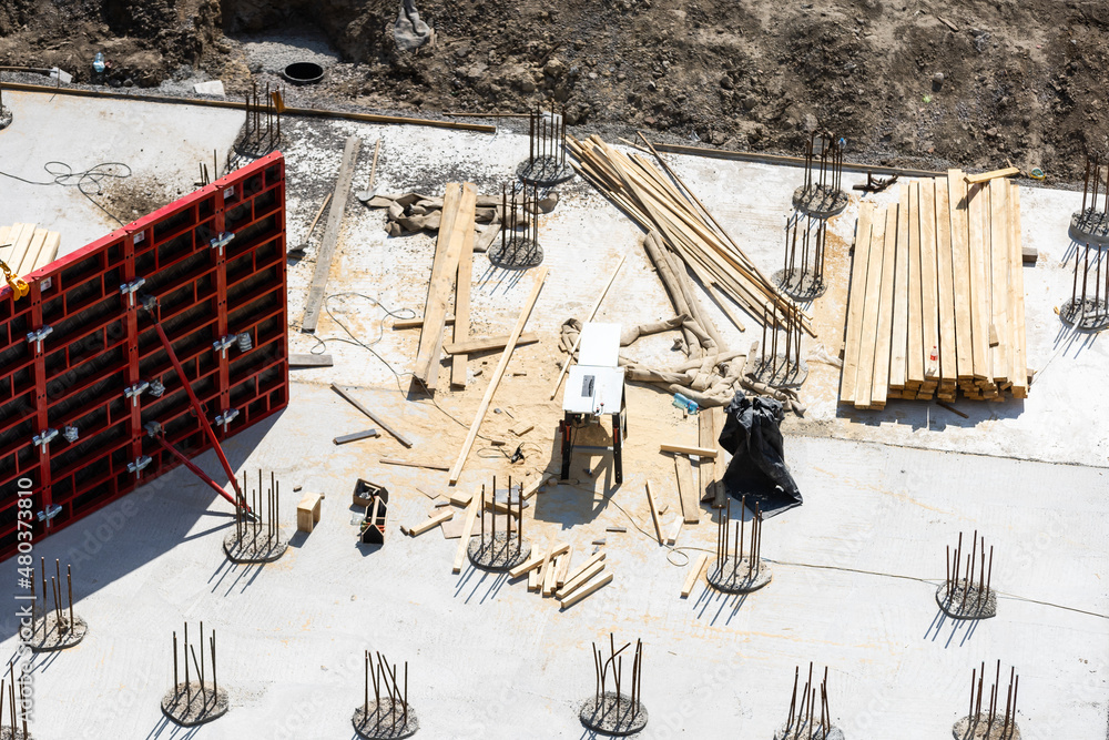 Foto de Huge construction site with a lot of construction equipment ...