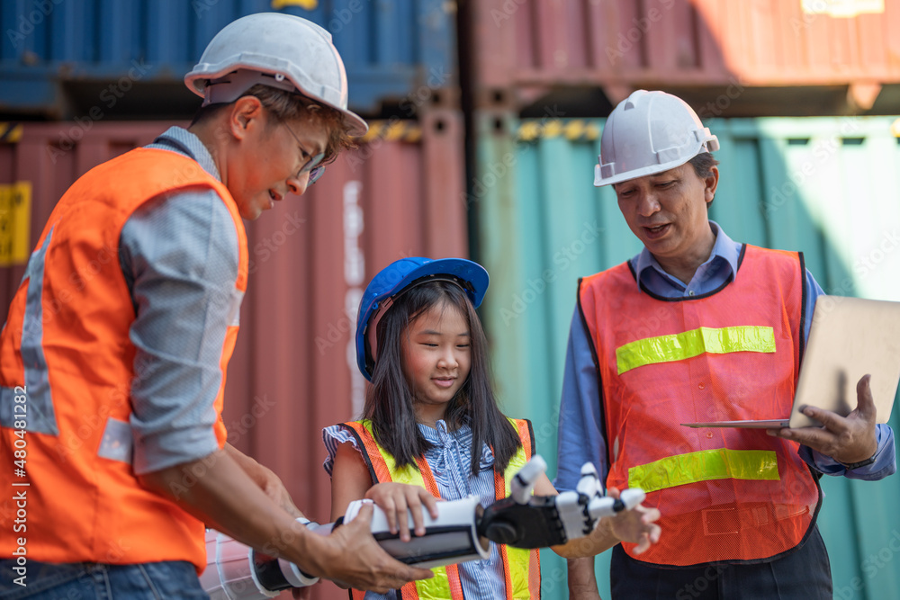 Fotografia do Stock: Engineer Teachers teaching a girl about robot hand ...