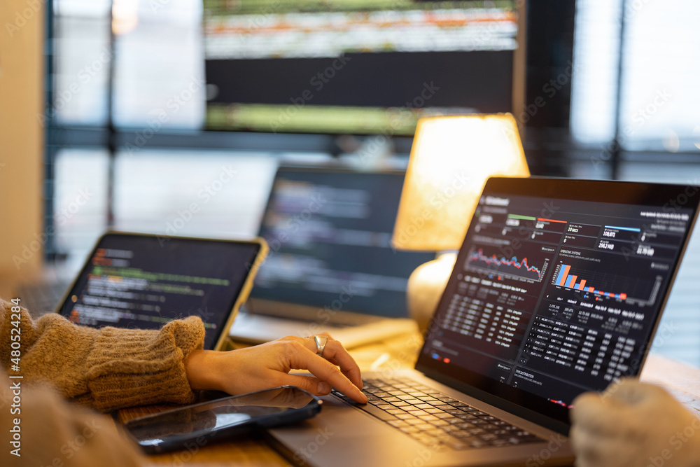 Foto de Woman working on some programming dashboard on laptop, close-up ...