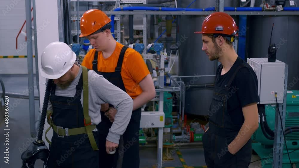 Vídeo do Stock: Oil and gas industry operator at the workplace. Safety ...