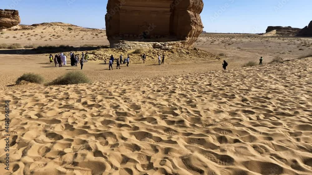 Vidéo Stock Tilt Up Shot From Foot Print On Sand Revealing Huge ...