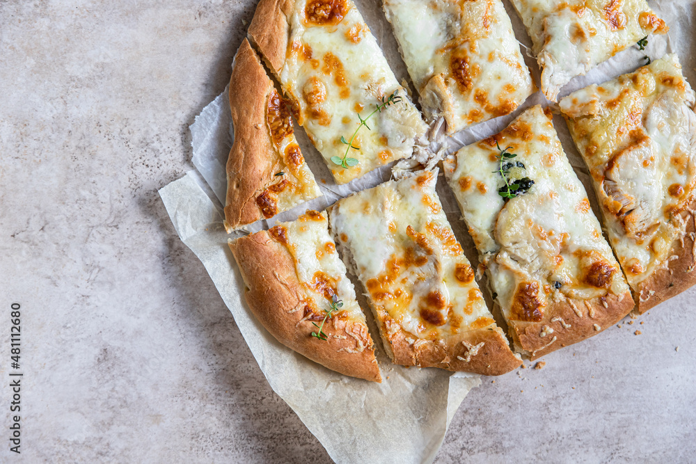 Foto de Rome pizza with white chicken meat or turkey and cheese. Pinsa ...