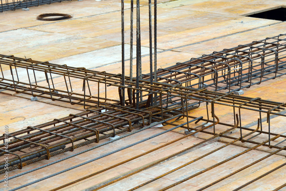 Entramado metálico de una estructura preparada para recibir el hormigón ...