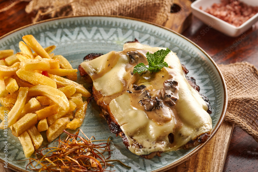 comida colombiana papas fritas con pechuga gratinada Stock Photo ...