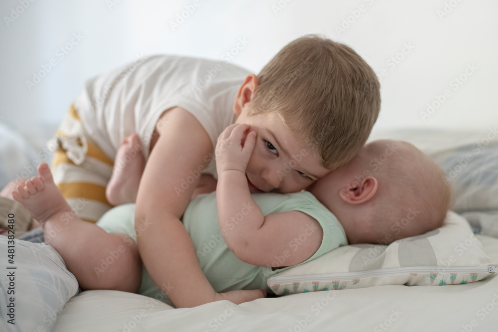 Bebe Jugando Con Sus Padres