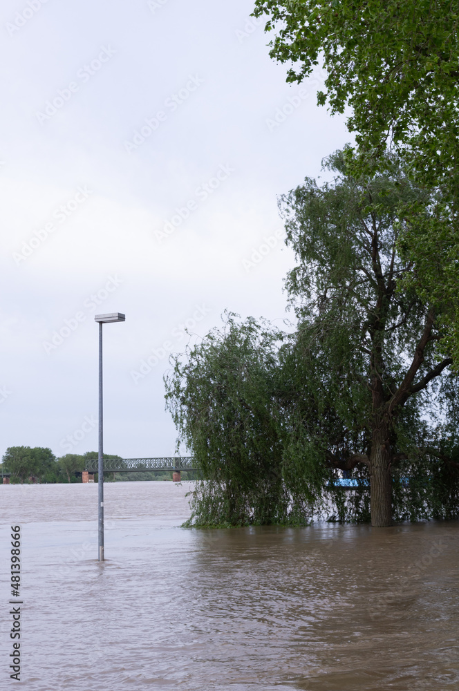 überschwemmung fluss hat hochwasser flutet stadt Stock Photo | Adobe Stock