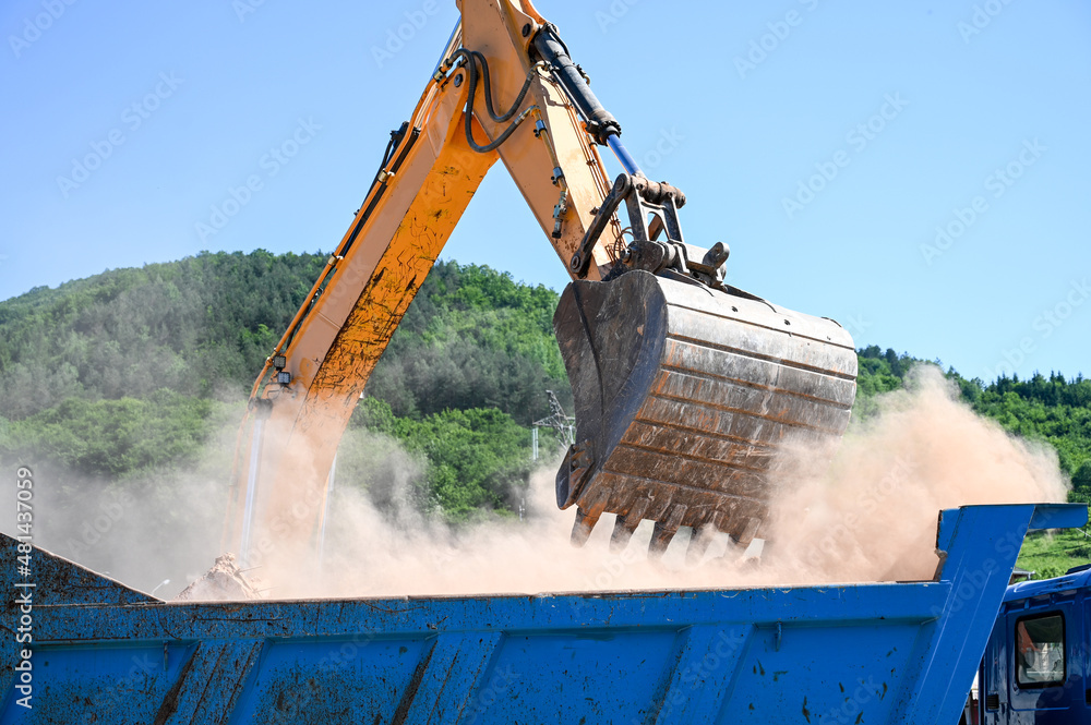 Foto de Excavator bucket loads the ground. Excavator loads material on ...