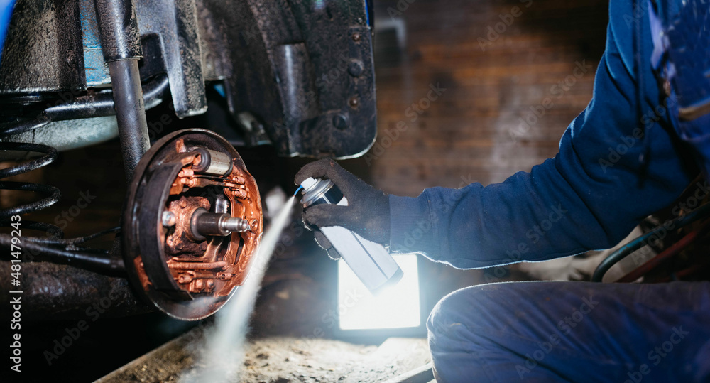 spraying copper grease on the brake mechanism, pads and other elements ...