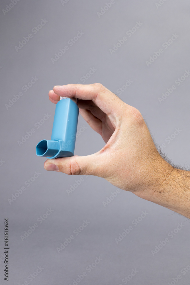 inhalador azul para asma y problemas respiratorios sostenido con una ...
