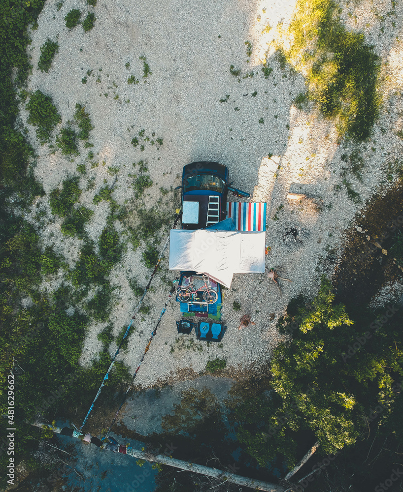 Vanlife als Lifestyle - Van mit Dachzelt von oben in der Landschaft ...