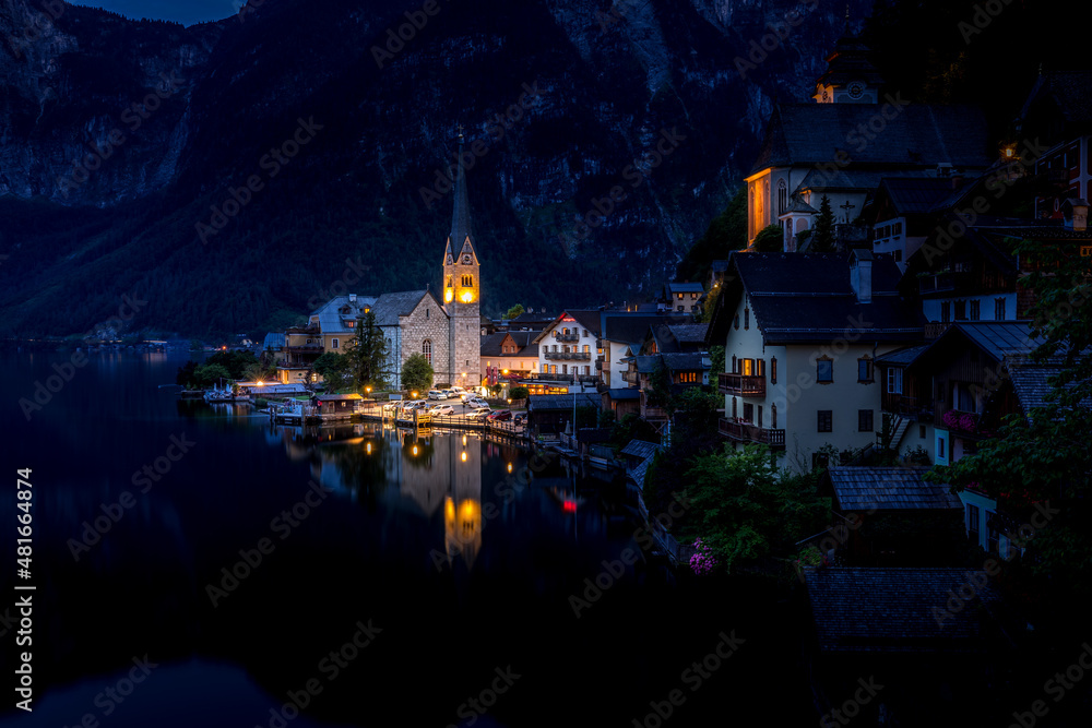 Foto de Scenic picture-postcard view of famous Hallstatt mountain village in the Austrian Alps ...