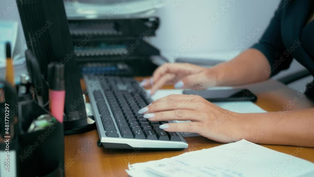 Vidéo Stock Employee working at the computer. The woman types text on ...