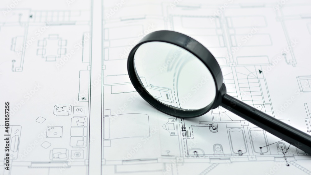 Concepto de mirar un plano con lupa, proyecto arquitectónico Stock ...