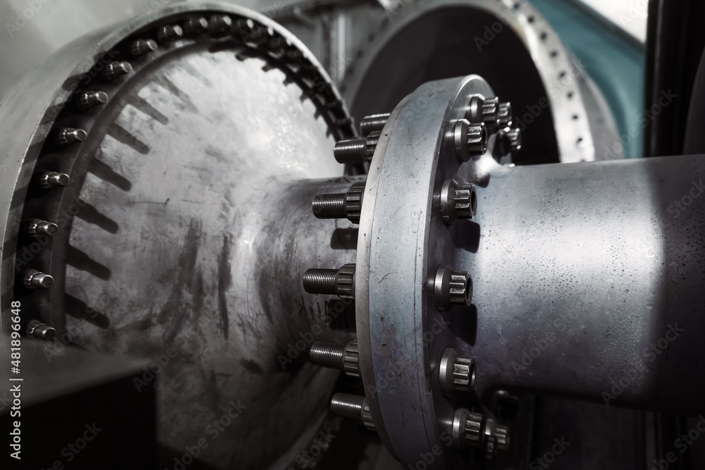 A gas turbine with a compressor rotor and a bolted coupling half Stock ...