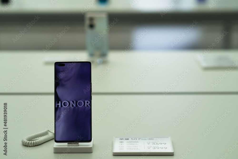 Shanghai.China-Sep.12th 2021: Honor demo smartphone with brand logo on ...