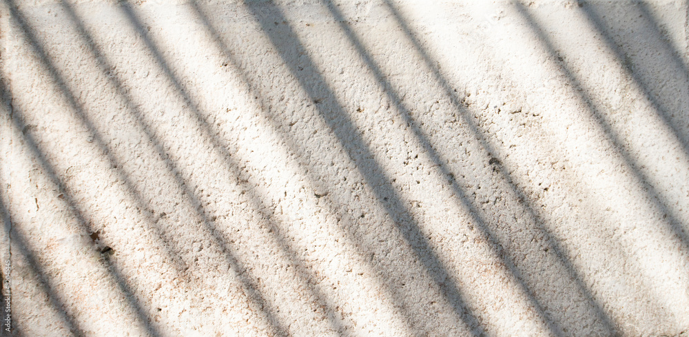 Light and shadow lines of objects on a white concrete wall. foto de ...
