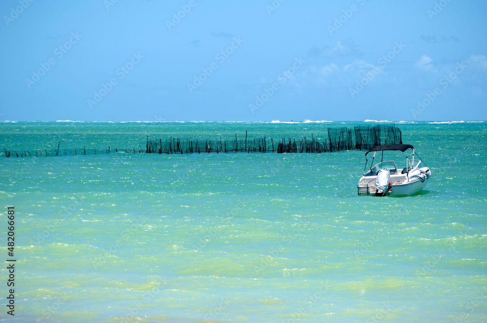 O lindo mar de Caribe no litoral do Nordeste Brasileiro com o um céu ...