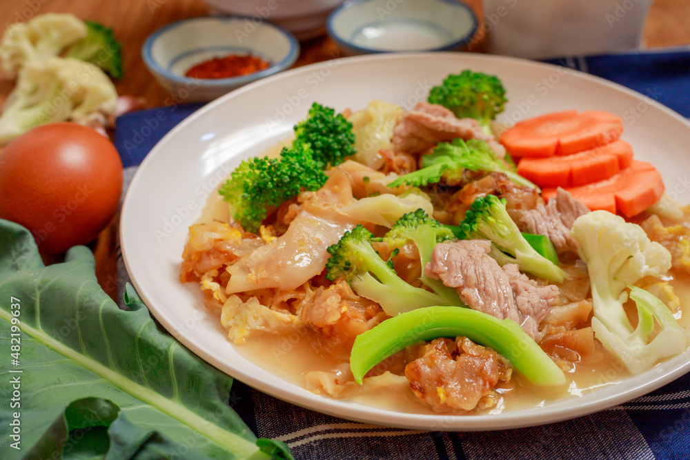 Rad Na Moo,Rad Na Pork, Rad Na Noodles, Fast Food and Thai Food Thai ...