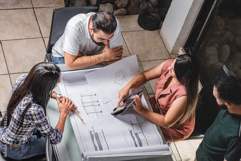 Grupo de personas empresarios analizando planos de construcción de un ...