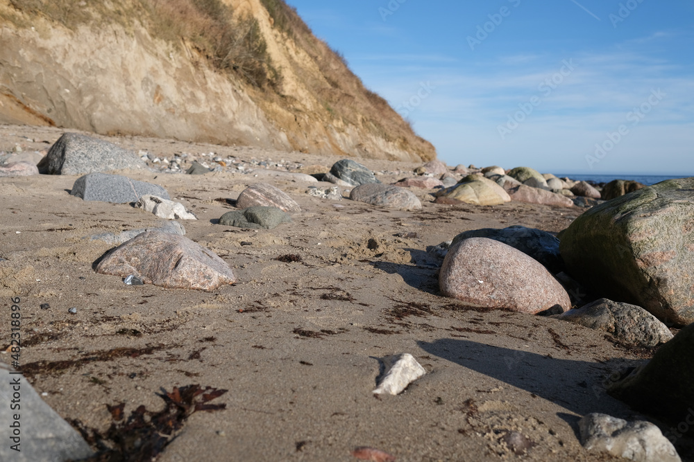Felsiger Strand mit einer Steilküste am Strand foto de Stock | Adobe Stock