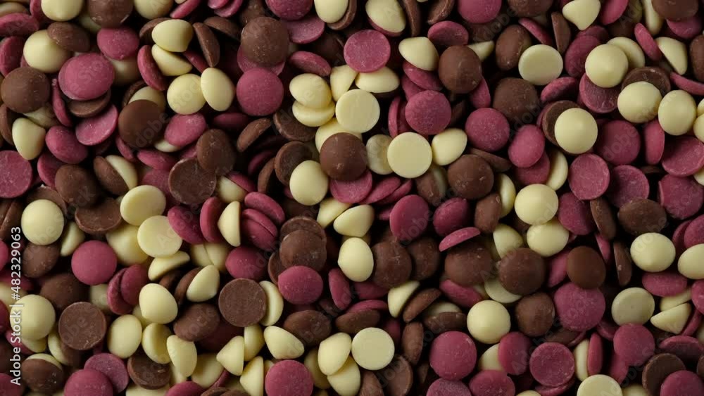 Vidéo Stock Mixed white, milk, ruby, dark chocolate chips. Different ...