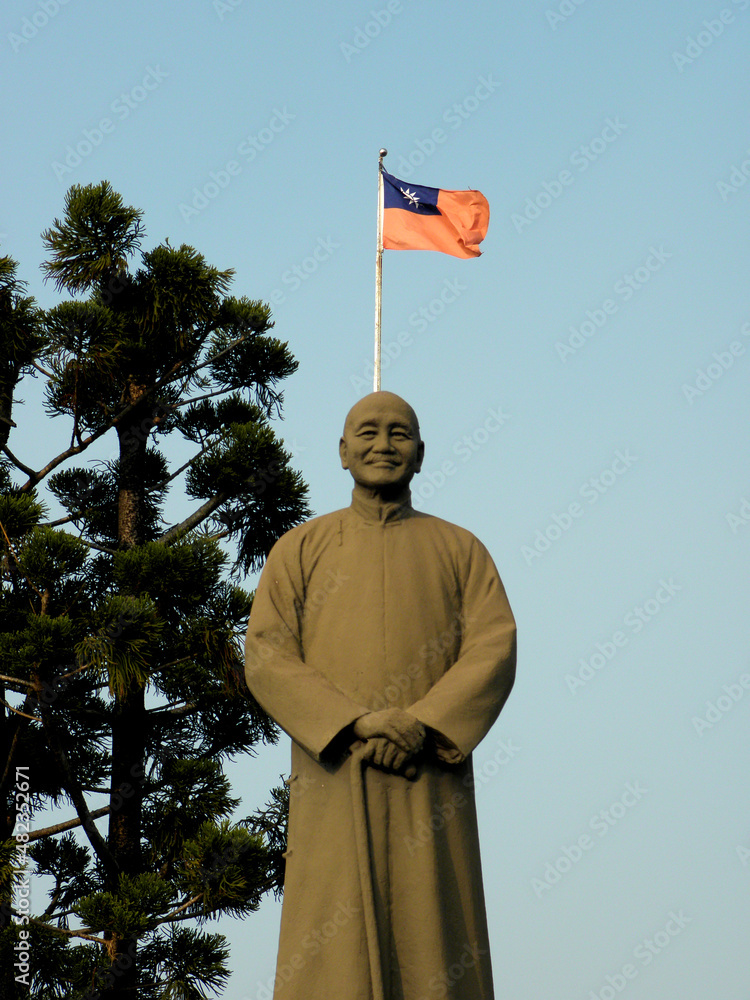 Foto de Kaohsiung, Taiwan. September 11, 2019: A bronze statue of ...