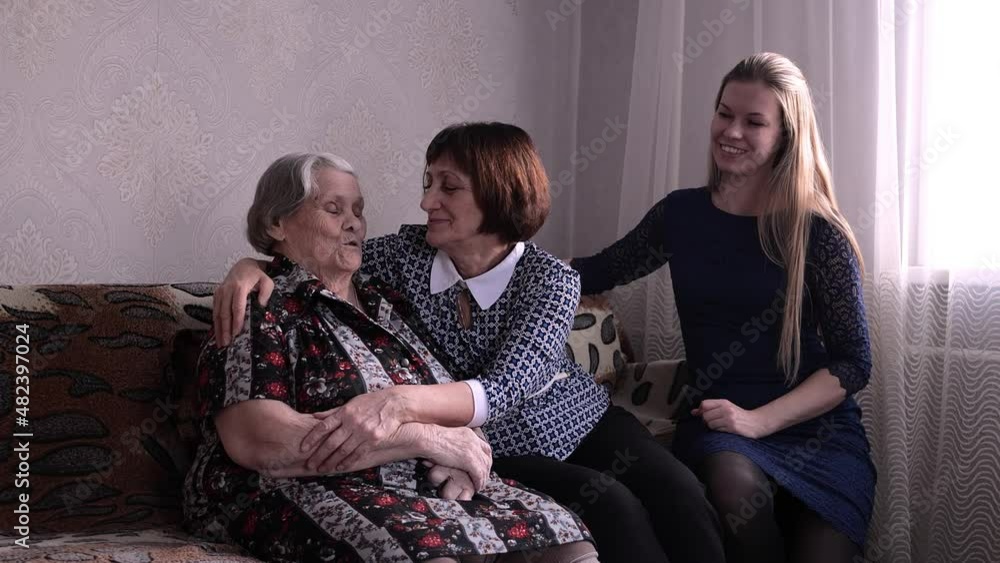 Vidéo Stock Three women of different generations sitting on couch ...