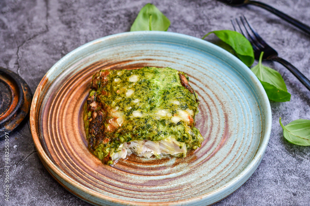 Foto de Fish bake refined with spinach and gorgonzola cheese crust ...