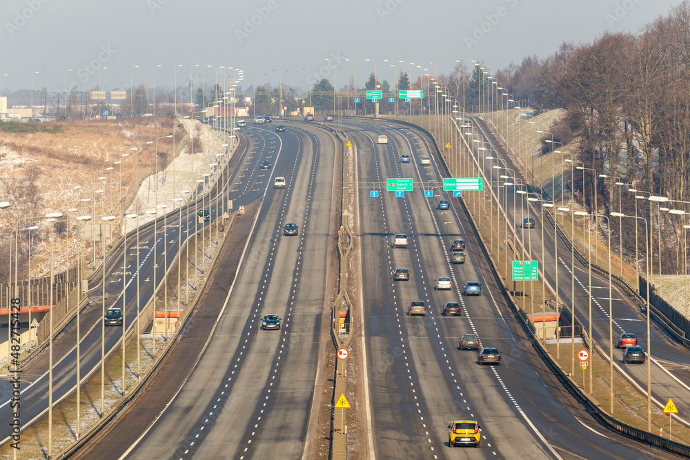 samochody na autostradzie, droga, obwodnica, znaki, ruch drogowy Stock ...