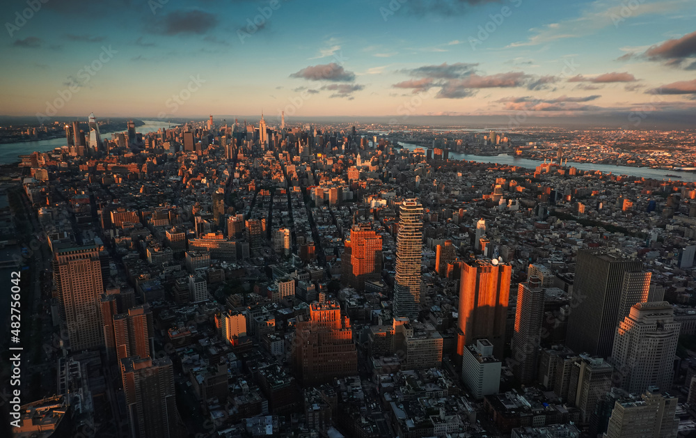 Stockfoto Sunset in New York, view from above. Amazing sun light over ...