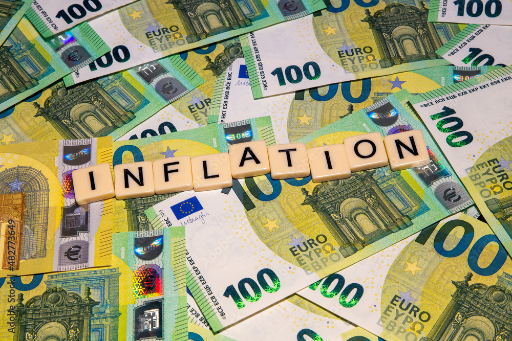 Symbolbild Inflation: Buchstaben auf Euroscheinen zeigen das Wort ...