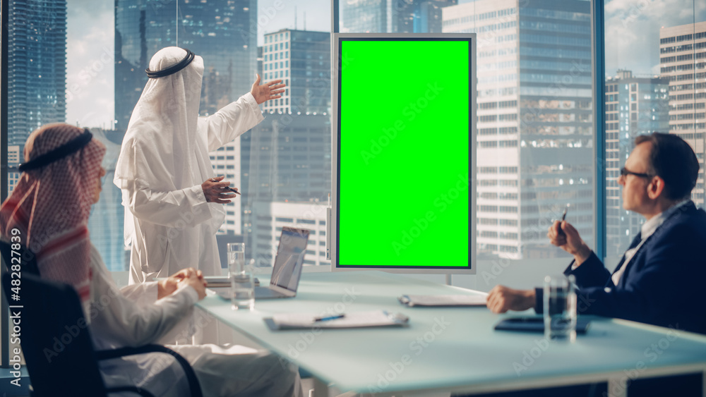 Saudi Businessman Holds Meeting Presentation for International Business ...