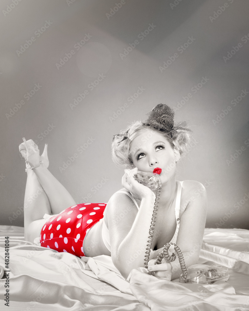 Sexy Frau Vintage Wäsche Pinup Schwarz Weiß Mit Rot Porträt Stock Foto