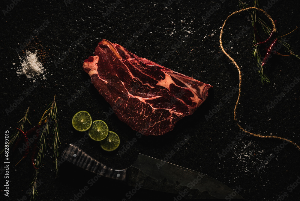 corte de res AGUJA NORTEÑA sobre laja de piedra con decoración como sal ...