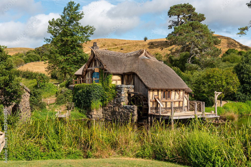 Foto de Famous Hobbiton movie set in Matamata from the movies The ...