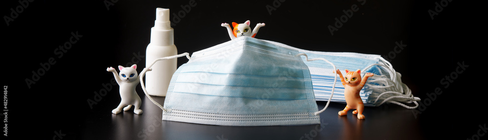 Funny toy kittens encourage children to wear protective medical masks ...