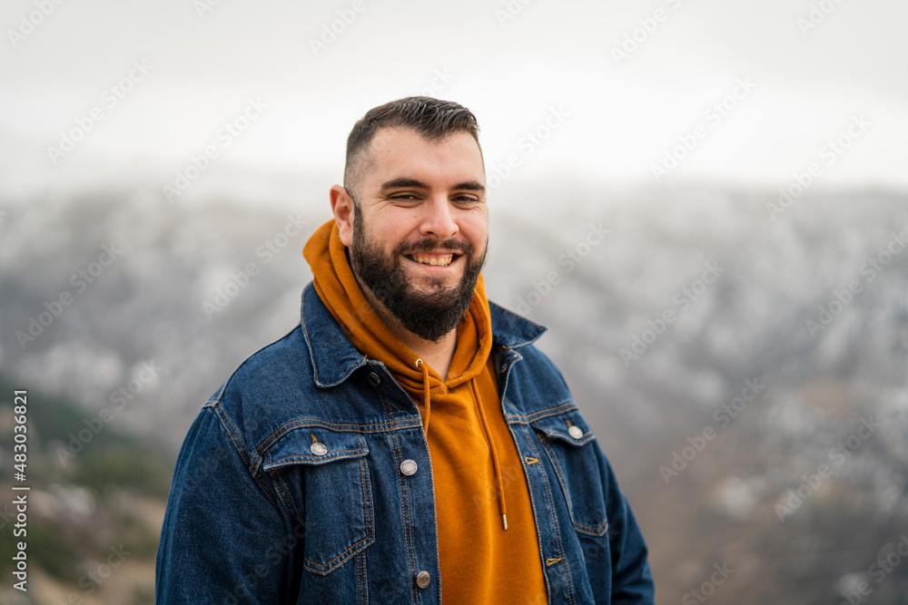 Chico alto con barba frente a montañas con cazadora vaquera Stock Photo ...