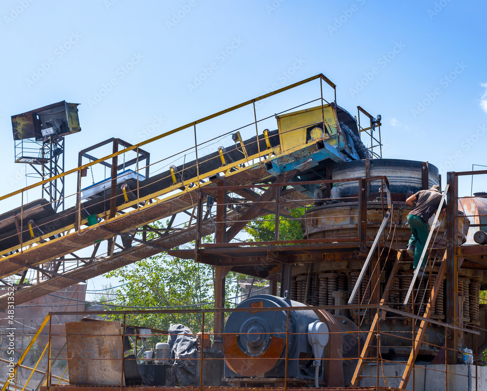 Crushing machinery, cone type stone crusher, conveying crushed granite ...