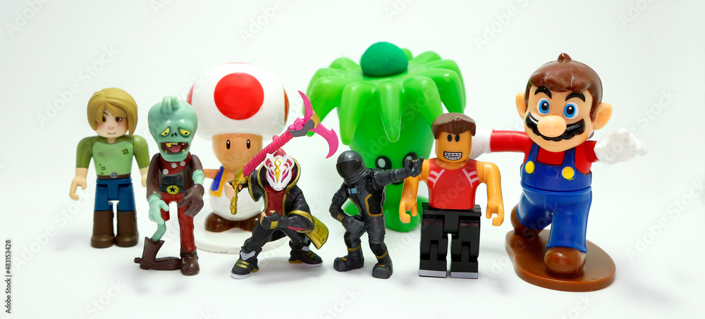 Toys from the famous video games Super Mario Bros, Roblox, Fortnite and ...