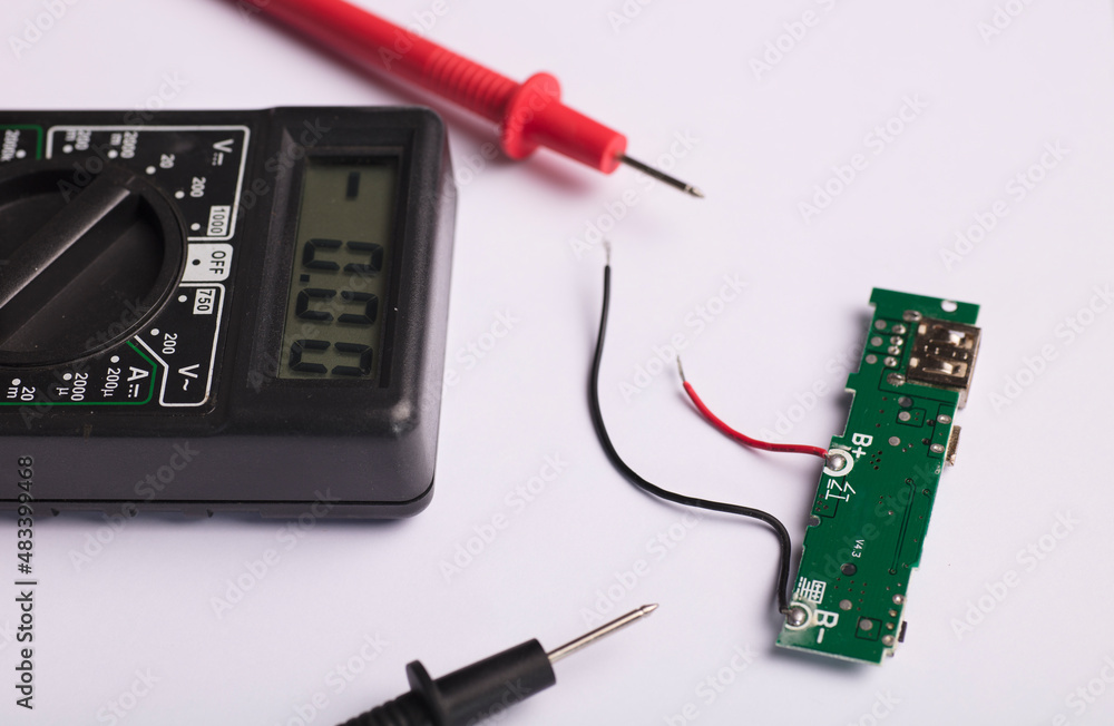 Fotografia do Stock: Electronic charging circuit with multimeter with ...