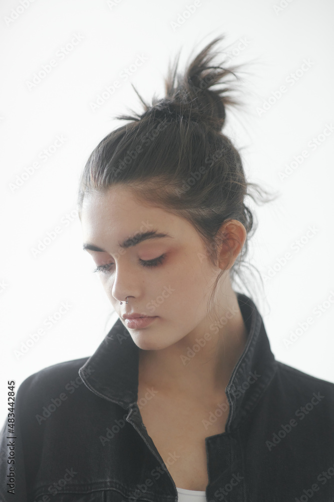 Foto de Gorgeous young woman. European model. Stylish look. Large lips ...