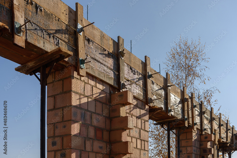 Foto de Brick house under construction. Elements of wooden formwork for ...