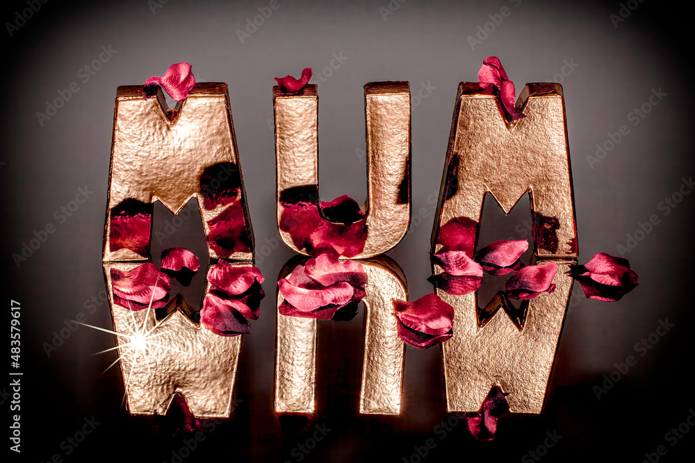 The word Mum in solid gold with reflection and red rose petals. Mothers ...